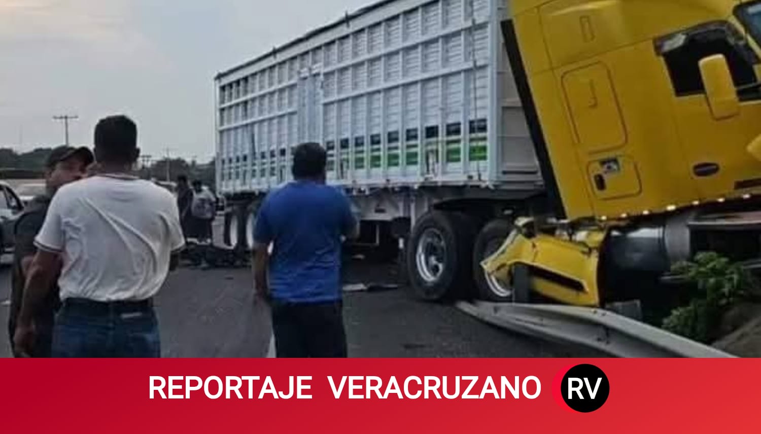 Tráiler fuera de control arrolla a motociclista en la autopista Cardel ...