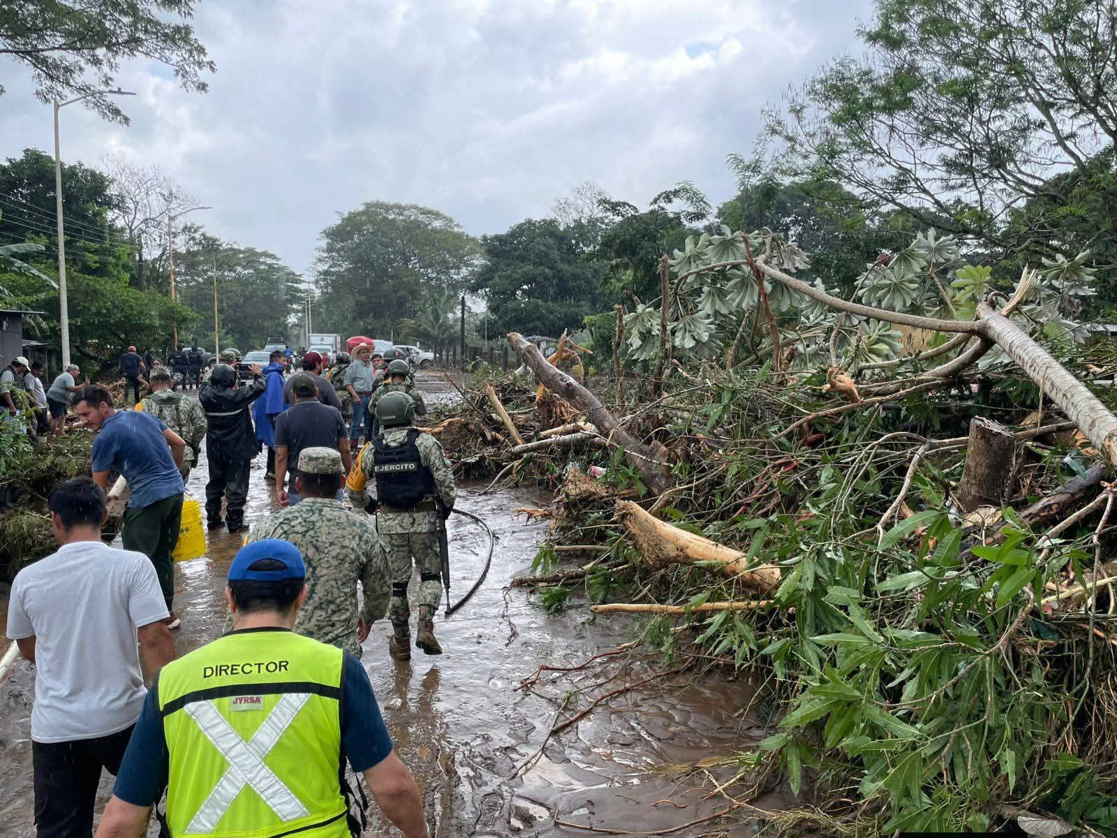 El Ejército toma tierra en La Palma: lodo, ríos desbordados y una ...